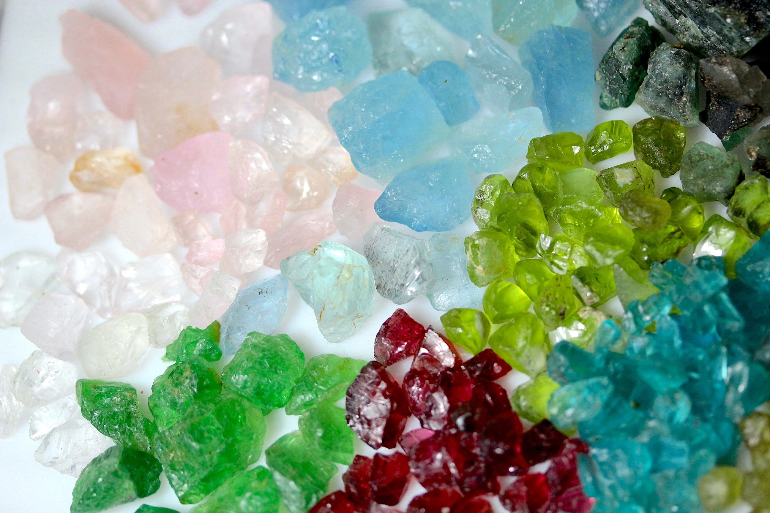 1262 Carat Mixed Gemstone Rough Parcel- Emeralds, Beryls, Garnets, Per ...